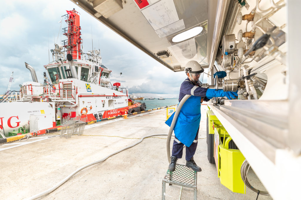 Truck-to-ship bunkering (TTS) - FueLNG